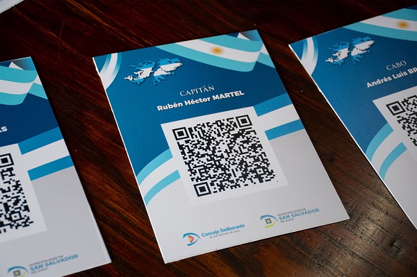Entrega de placas código QR con biografía de los héroes caídos en Malvinas de la Fuerza Aérea ...